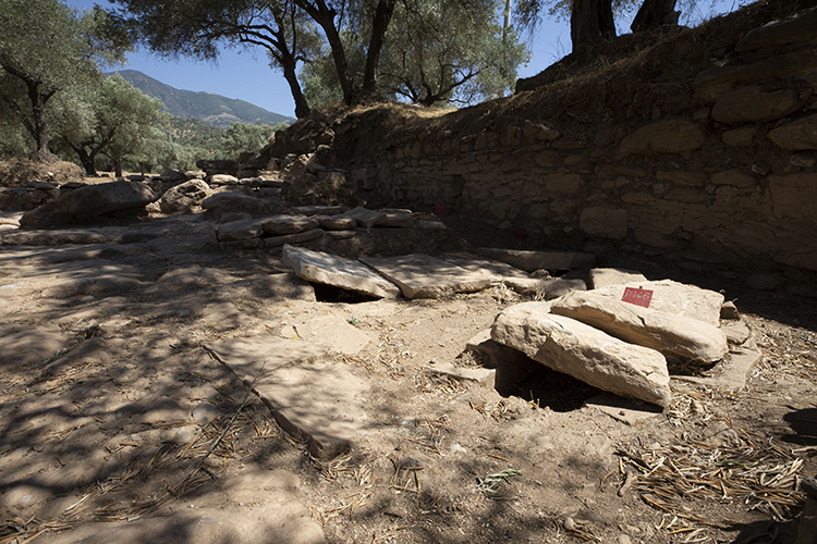 Aydın'daki Nysa Antik Kenti'nde Bin Yıllık Mezarlar Keşfedildi
